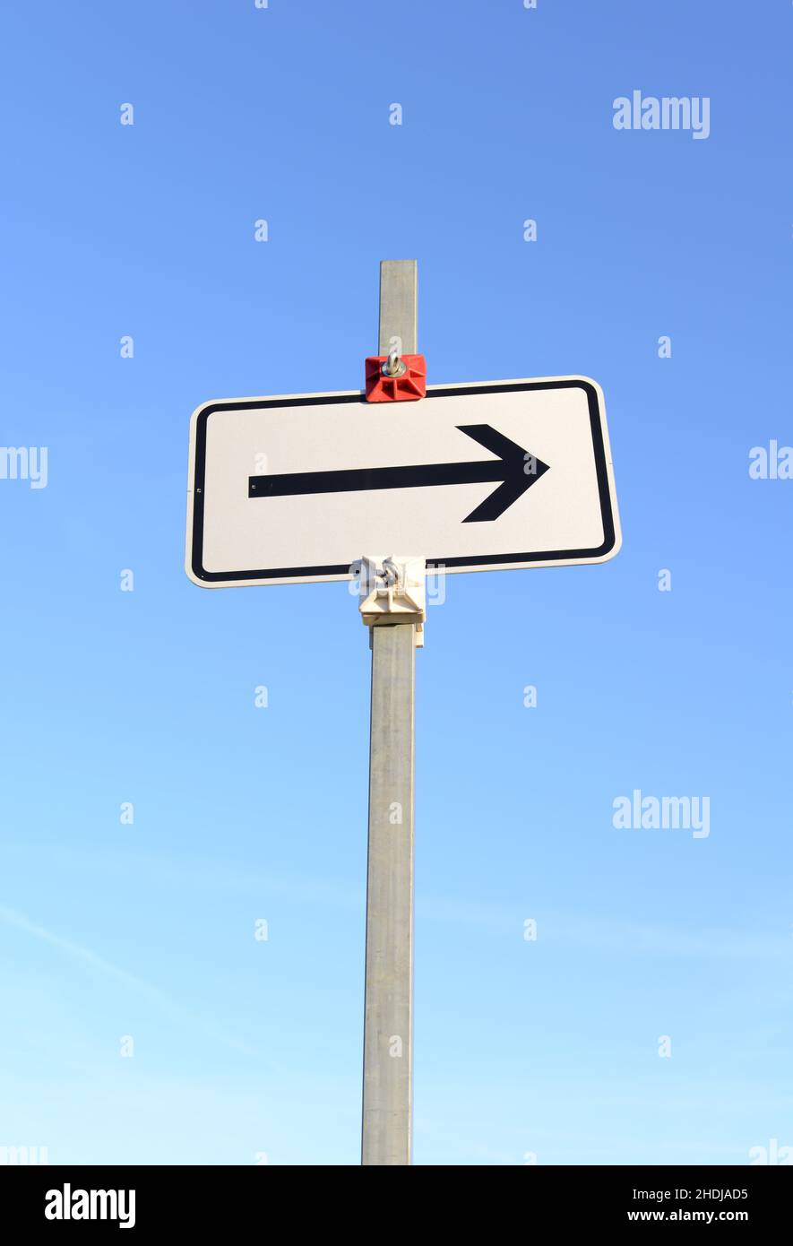 Schild mit pfeil -Fotos und -Bildmaterial in hoher Auflösung – Alamy