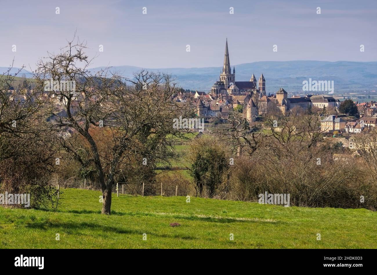 Autun romanische kathedrale -Fotos und -Bildmaterial in hoher Auflösung ...