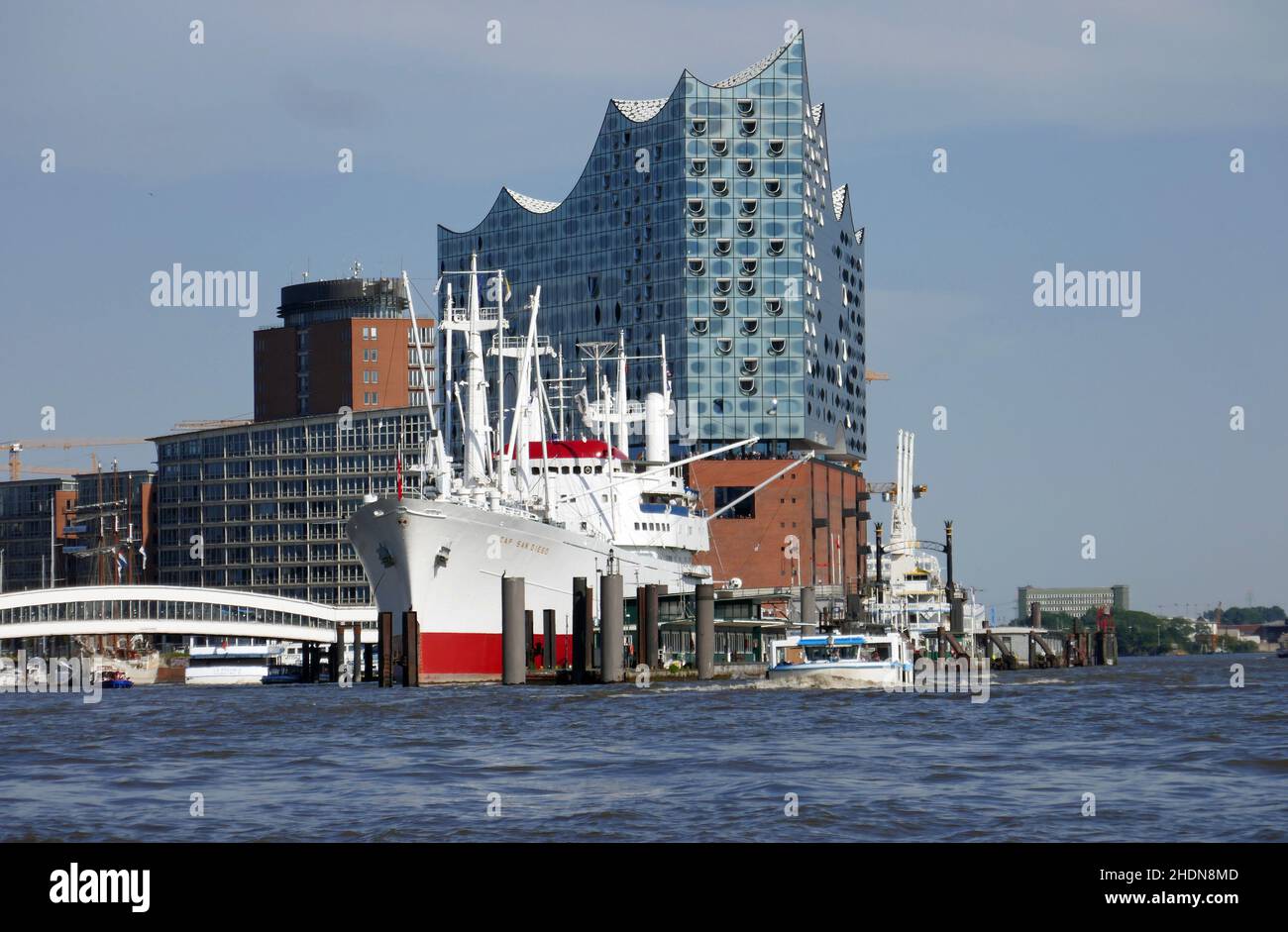Elbe philharmonie und museumsschiff -Fotos und -Bildmaterial in hoher ...