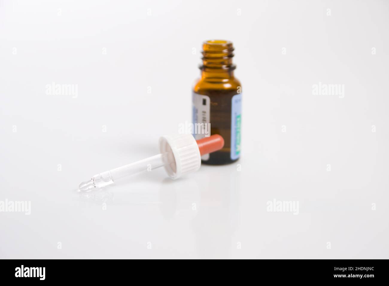 Glass pipette cut out white -Fotos und -Bildmaterial in hoher Auflösung ...