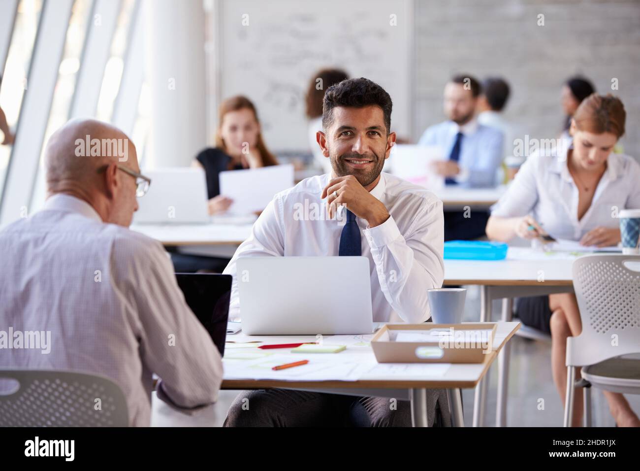 Office assistants -Fotos und -Bildmaterial in hoher Auflösung – Alamy