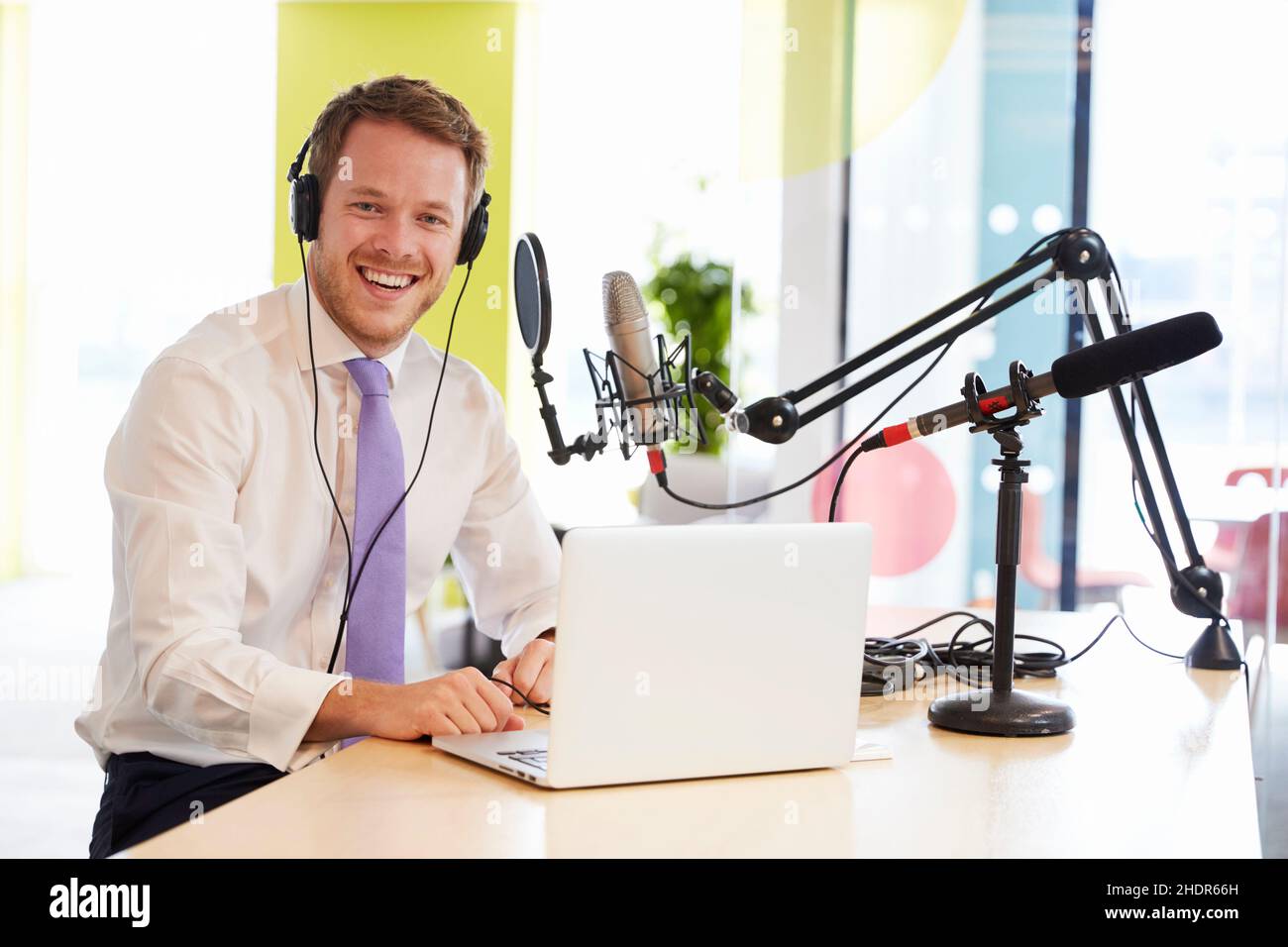 Radio moderator -Fotos und -Bildmaterial in hoher Auflösung – Alamy