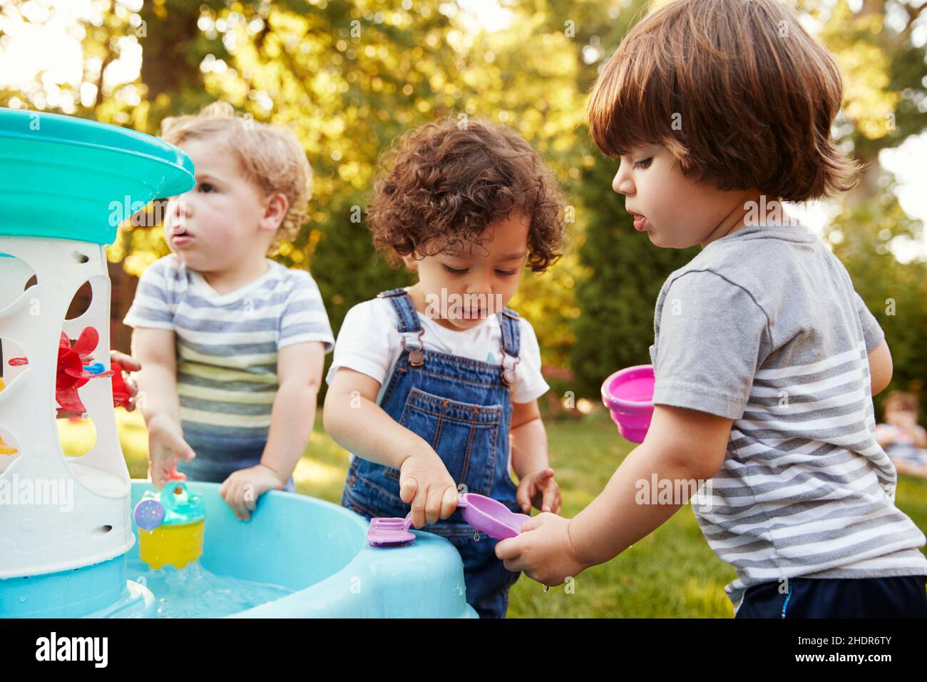 Plantschende kinder -Fotos und -Bildmaterial in hoher Auflösung – Alamy