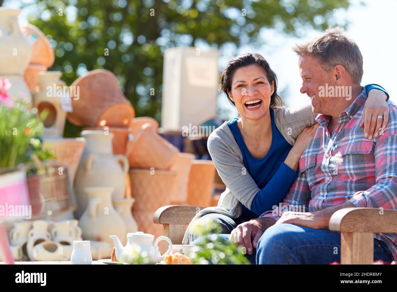 Drei frauen sommer cafe lachen -Fotos und -Bildmaterial in hoher ...