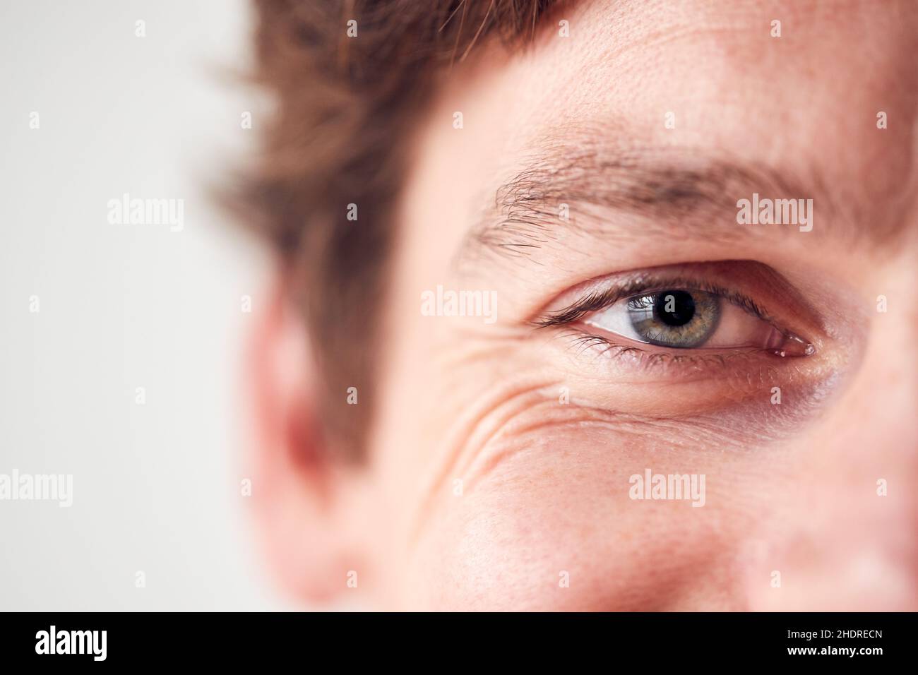 Dunkle augenlinien -Fotos und -Bildmaterial in hoher Auflösung – Alamy