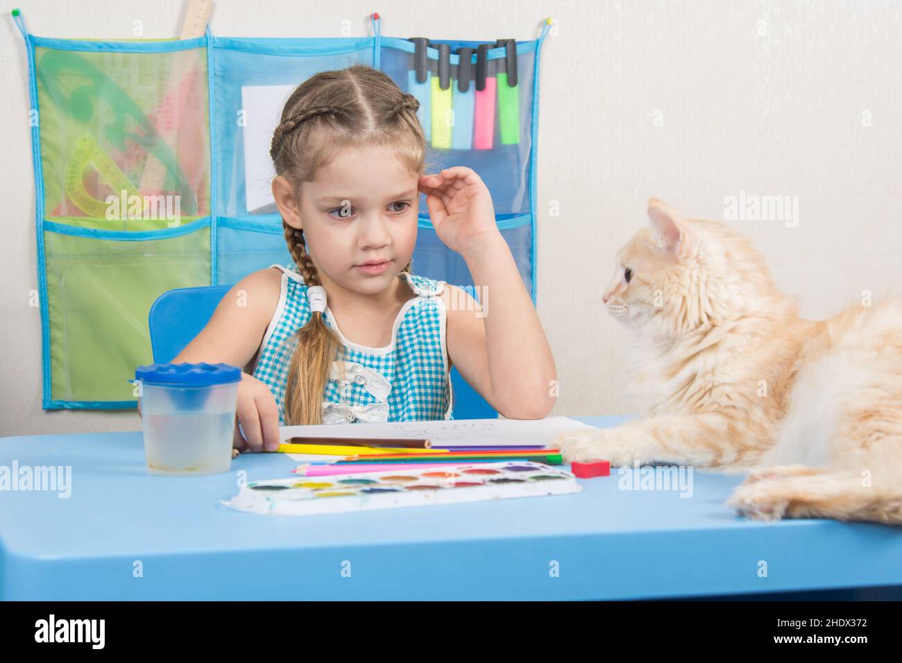 Katze kinderzimmer -Fotos und -Bildmaterial in hoher Auflösung – Alamy