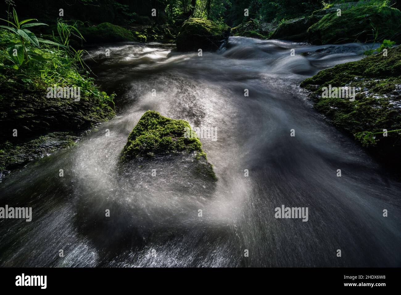 Wilde wildbäche und bäche -Fotos und -Bildmaterial in hoher Auflösung ...