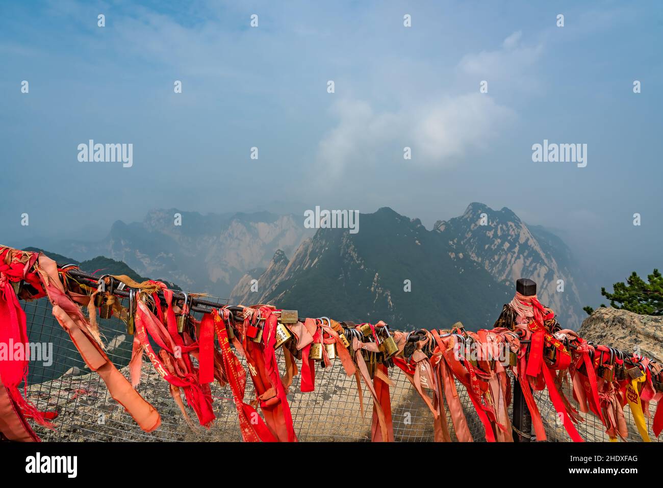 Hua shan mountain -Fotos und -Bildmaterial in hoher Auflösung – Alamy Hua shan mountain -Fotos und -Bildmaterial in hoher Auflösung – Alamy