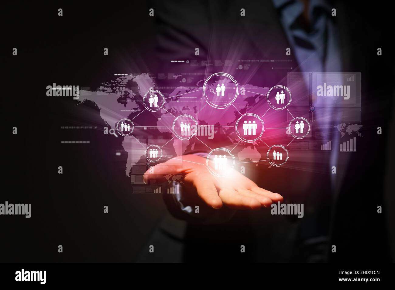 Gesellschaft jung -Fotos und -Bildmaterial in hoher Auflösung – Alamy