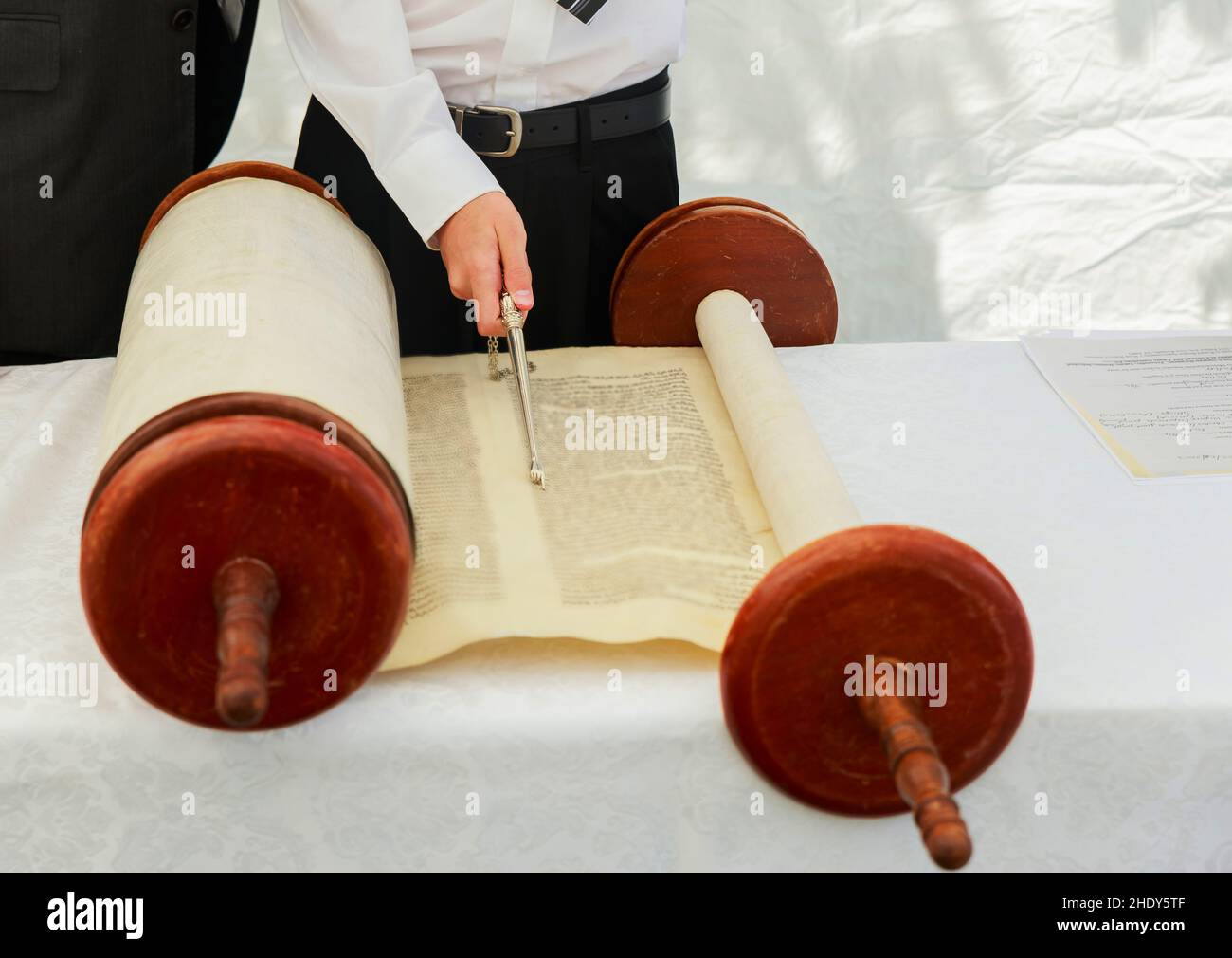 Torah scroll -Fotos und -Bildmaterial in hoher Auflösung – Alamy