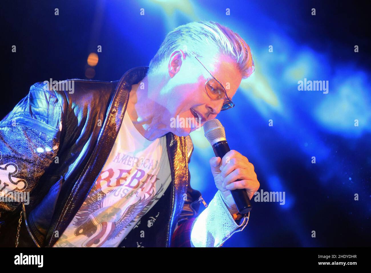 Singing glasses -Fotos und -Bildmaterial in hoher Auflösung – Alamy