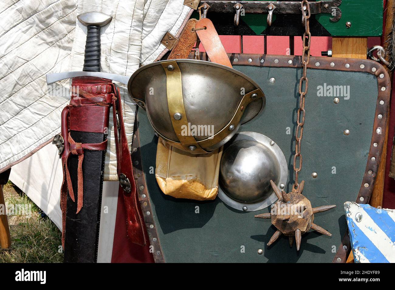 Ritter mit helmen und schilden -Fotos und -Bildmaterial in hoher ...