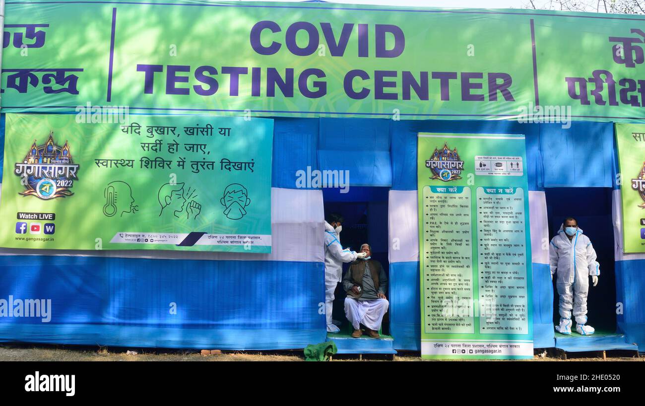 Ein Mönch wird auf Covid-19 in einem Gangasagar Transit Camp getestet ...