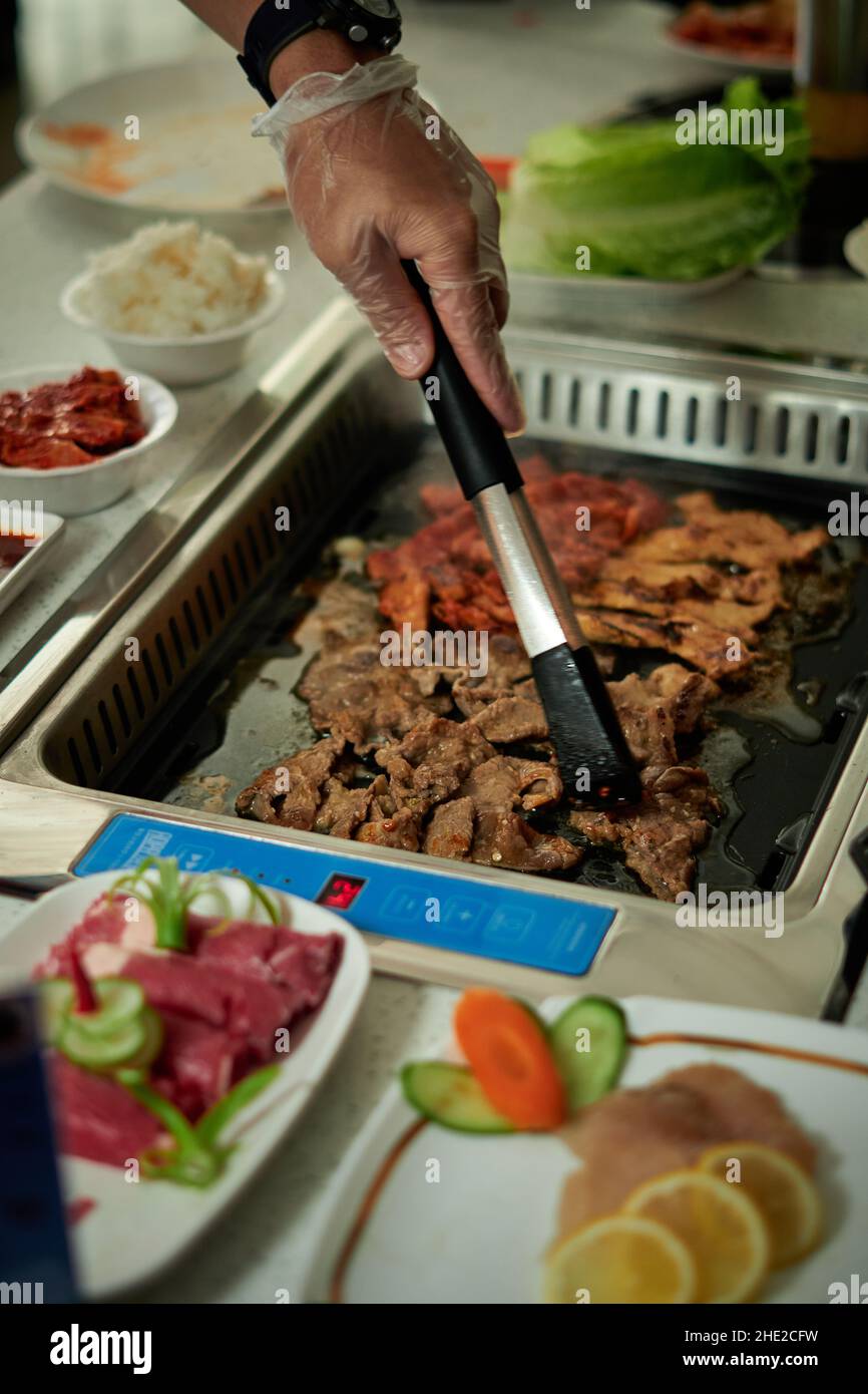 Essen zange -Fotos und -Bildmaterial in hoher Auflösung – Alamy