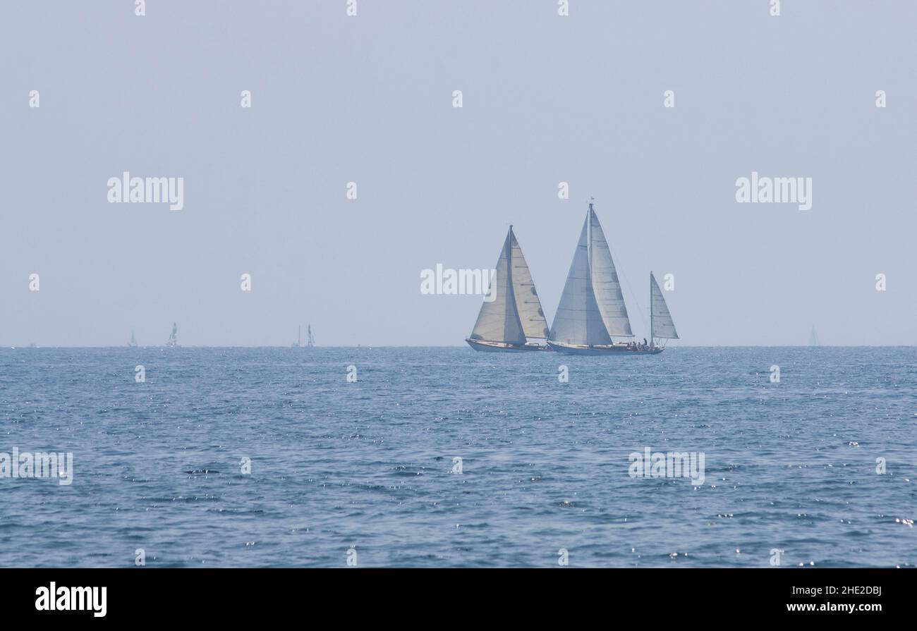 Zwei segelboote rennen -Fotos und -Bildmaterial in hoher Auflösung – Alamy