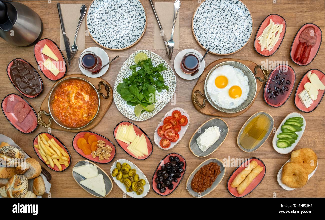 Serpme turk kahvaltisi -Fotos und -Bildmaterial in hoher Auflösung – Alamy