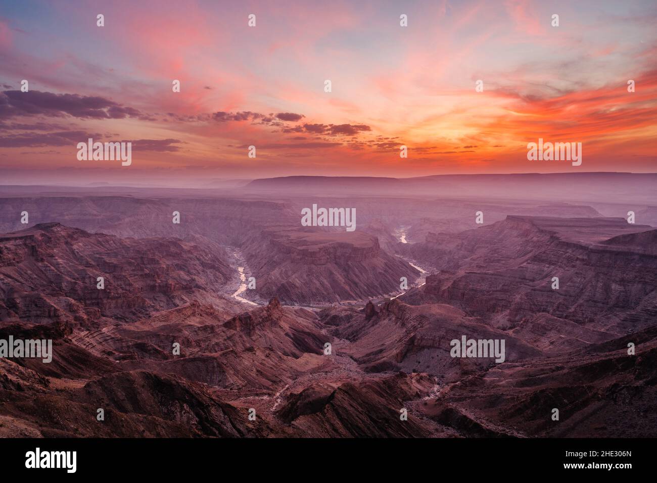 Sonnenuntergang über dem Fish River Canyon in Namibia, dem zweitgrößten ...