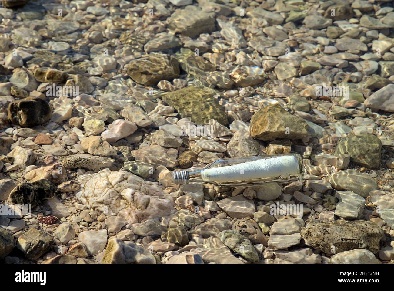 Hinweis in der flasche -Fotos und -Bildmaterial in hoher Auflösung – Alamy