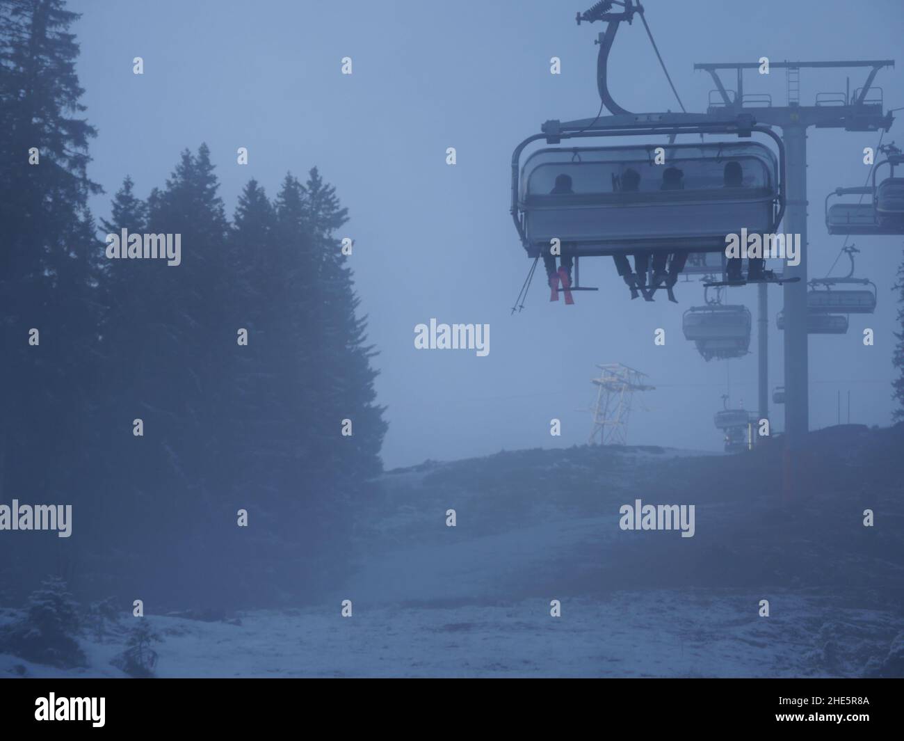 Schneebedeckter sessellift -Fotos und -Bildmaterial in hoher Auflösung ...