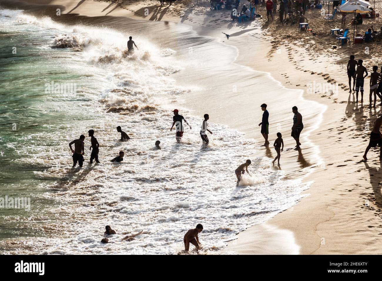 Große Gruppe von Menschen am Strand von Paciencia im Rio Vermelho ...