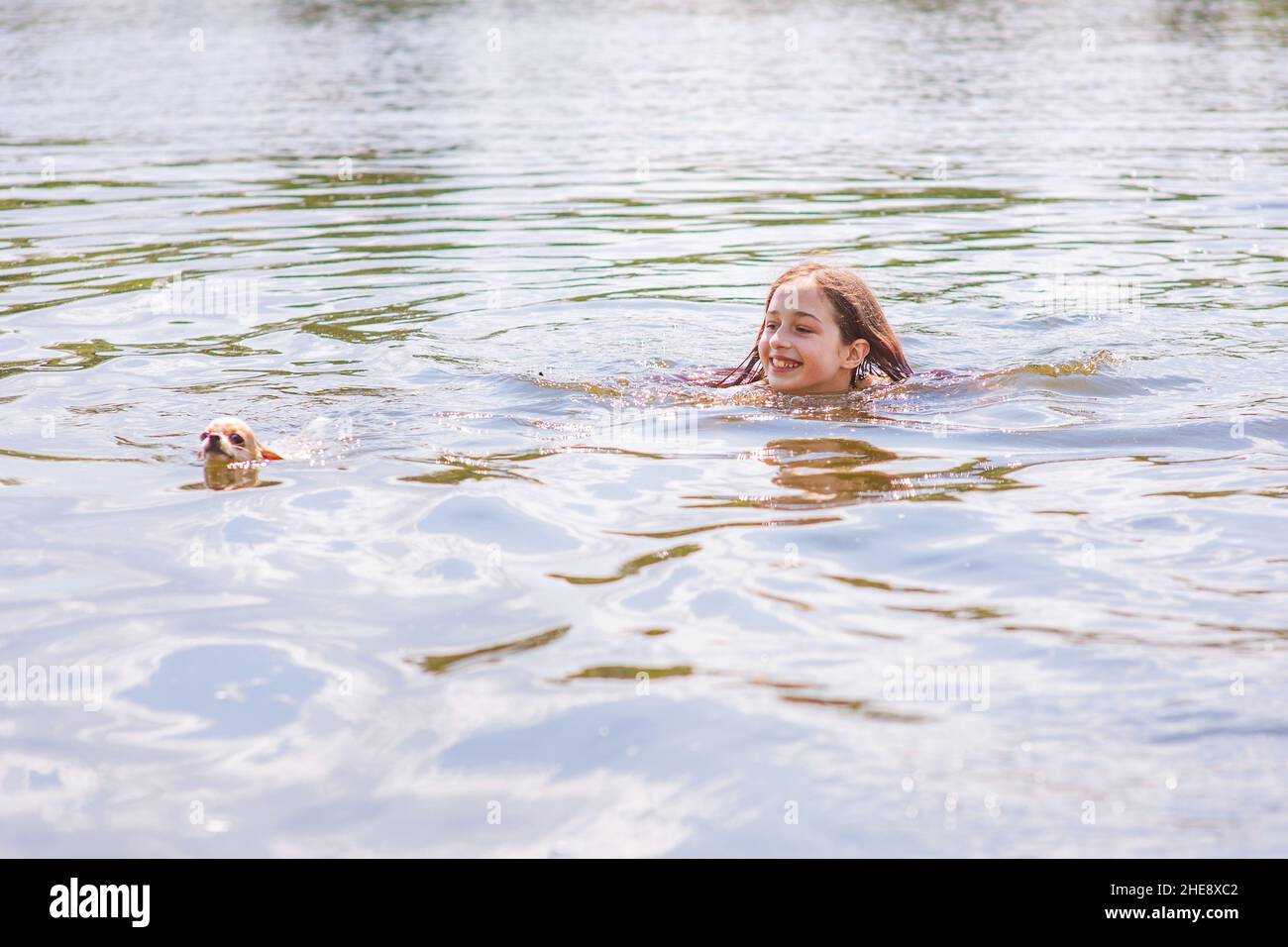 Mädchen badet in fluss -Fotos und -Bildmaterial in hoher Auflösung – Alamy