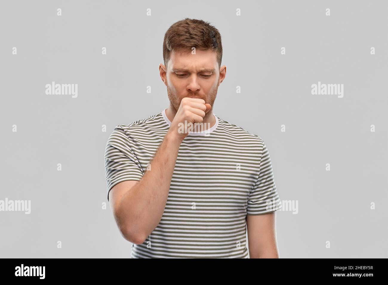 Man coughing -Fotos und -Bildmaterial in hoher Auflösung – Alamy