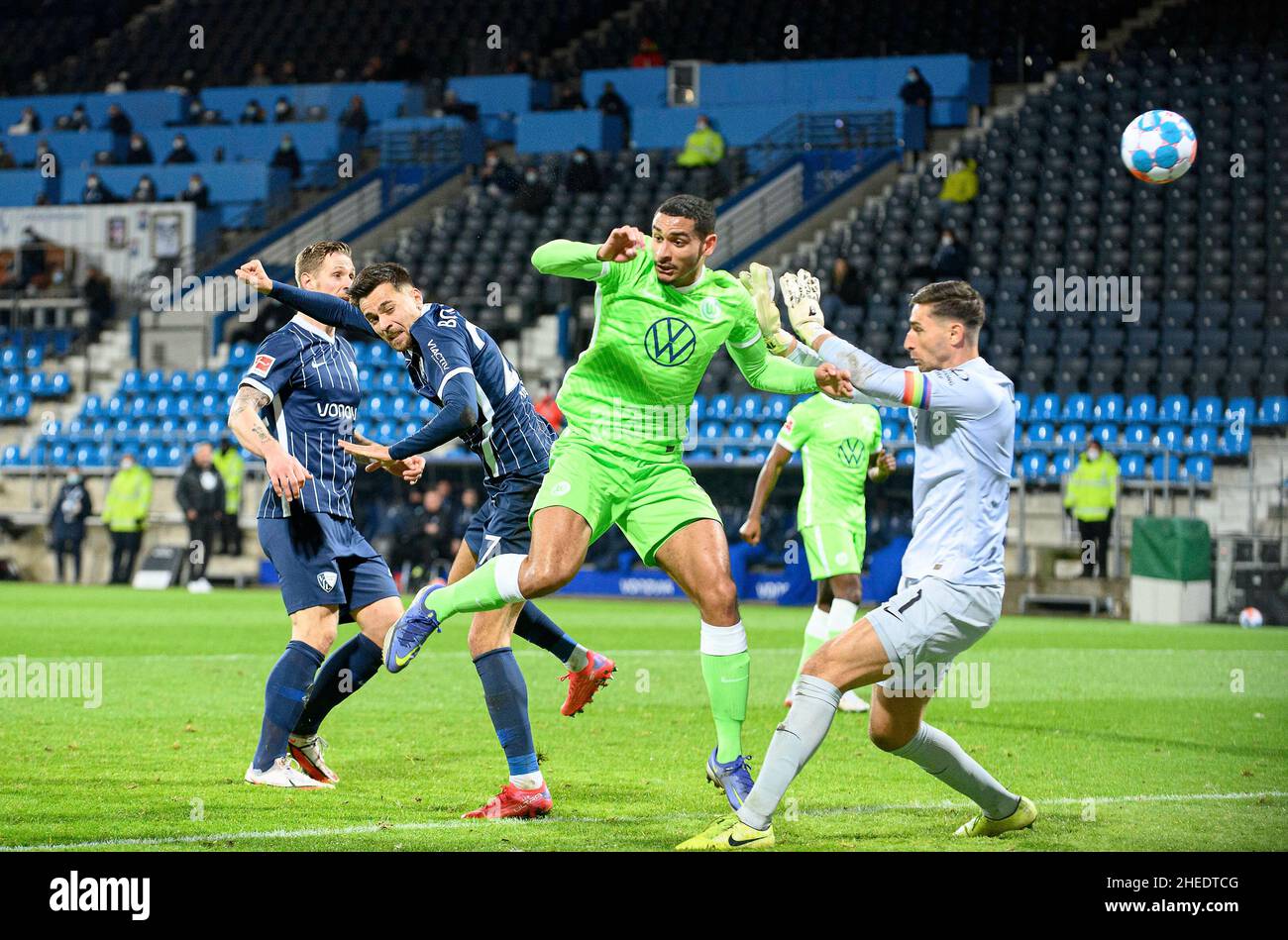 Milos PANTOVIC l. (BO) führt den Ball das Tor auf 1:0, gegen Maxence ...