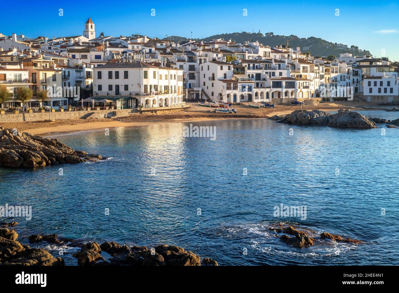 Dorf mit weißen Häusern am Meer, Calella de Palafrugell, Strand Costa ...