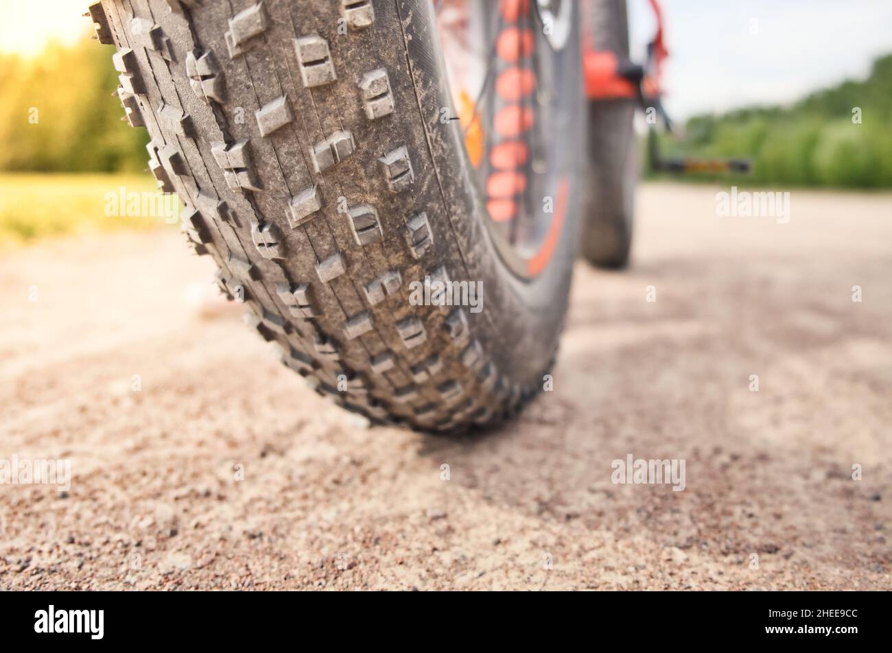 Fett fahrrad fatbike mountainbike -Fotos und -Bildmaterial in hoher ...