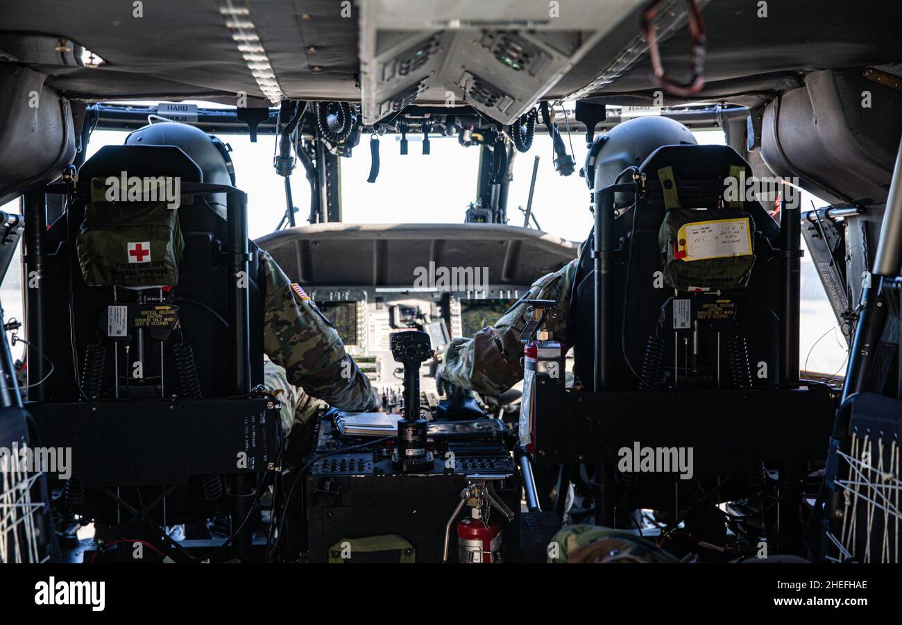 Der Chief Warrant Officer der US-Armee 2 Blaine Sullivan und der Chief ...