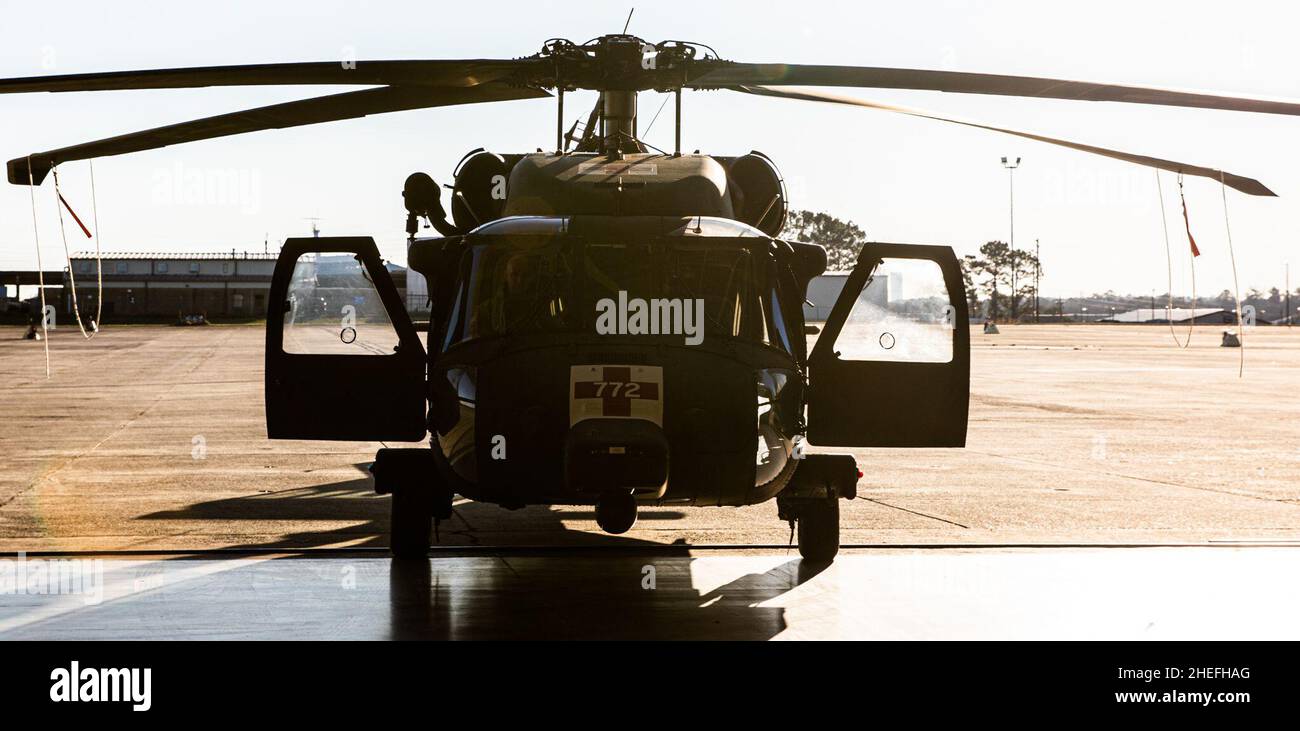 Ein Hubschrauber der US-Armee HH-60 Black Hawk, der der Abteilung 1 ...