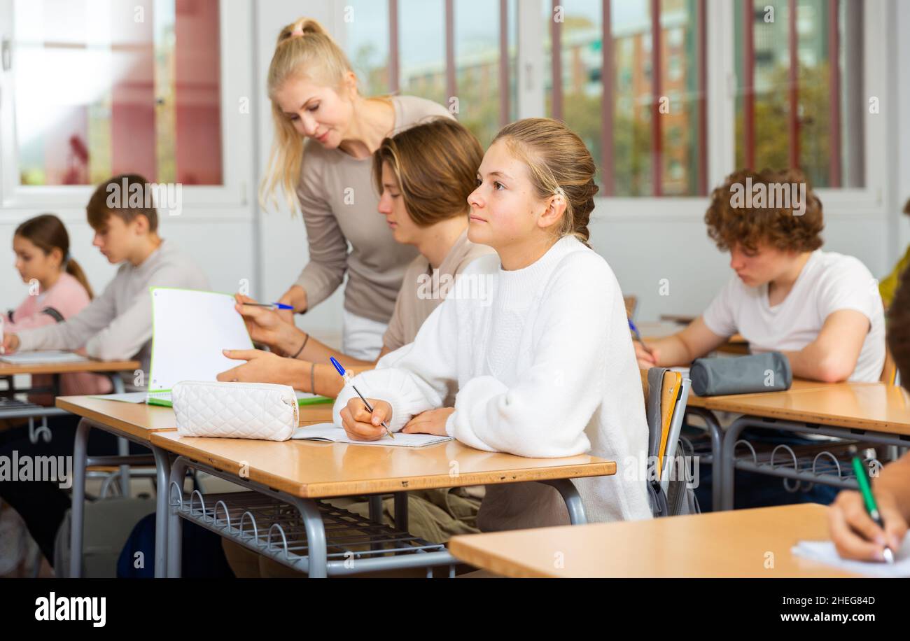 Der Student sitzt im Test und beantwortet die Aufgaben im Klassenzimmer ...