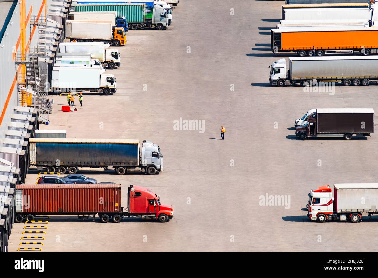 Lkw ladedock gabelstapler -Fotos und -Bildmaterial in hoher Auflösung ...