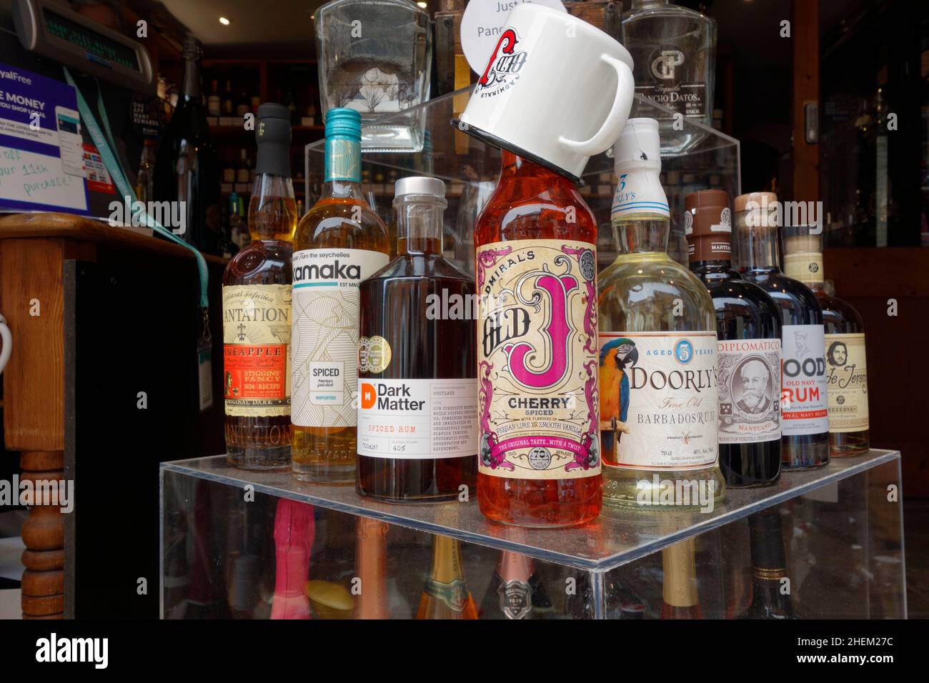 Dunkler rum -Fotos und -Bildmaterial in hoher Auflösung – Alamy