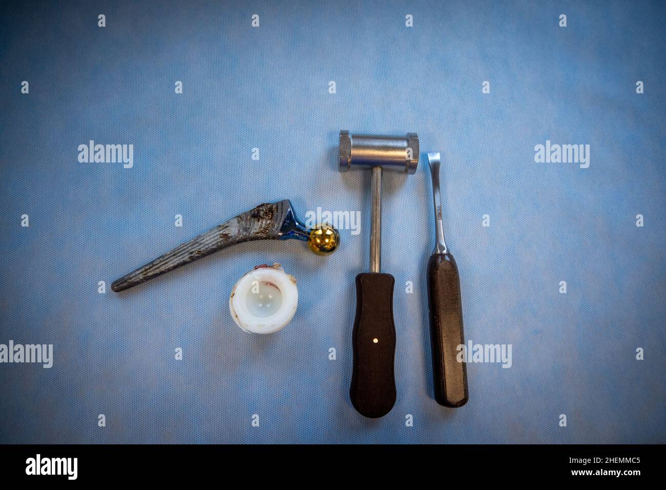 Neben einem Hammer und einem Meißel liegt eine komplette explantierte ...