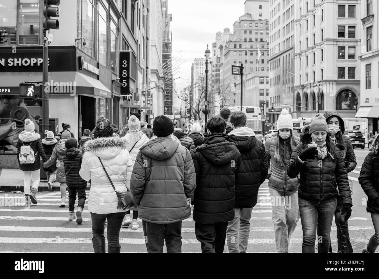 Menschenmassen mit masken Schwarzweiß-Stockfotos und -bilder - Alamy