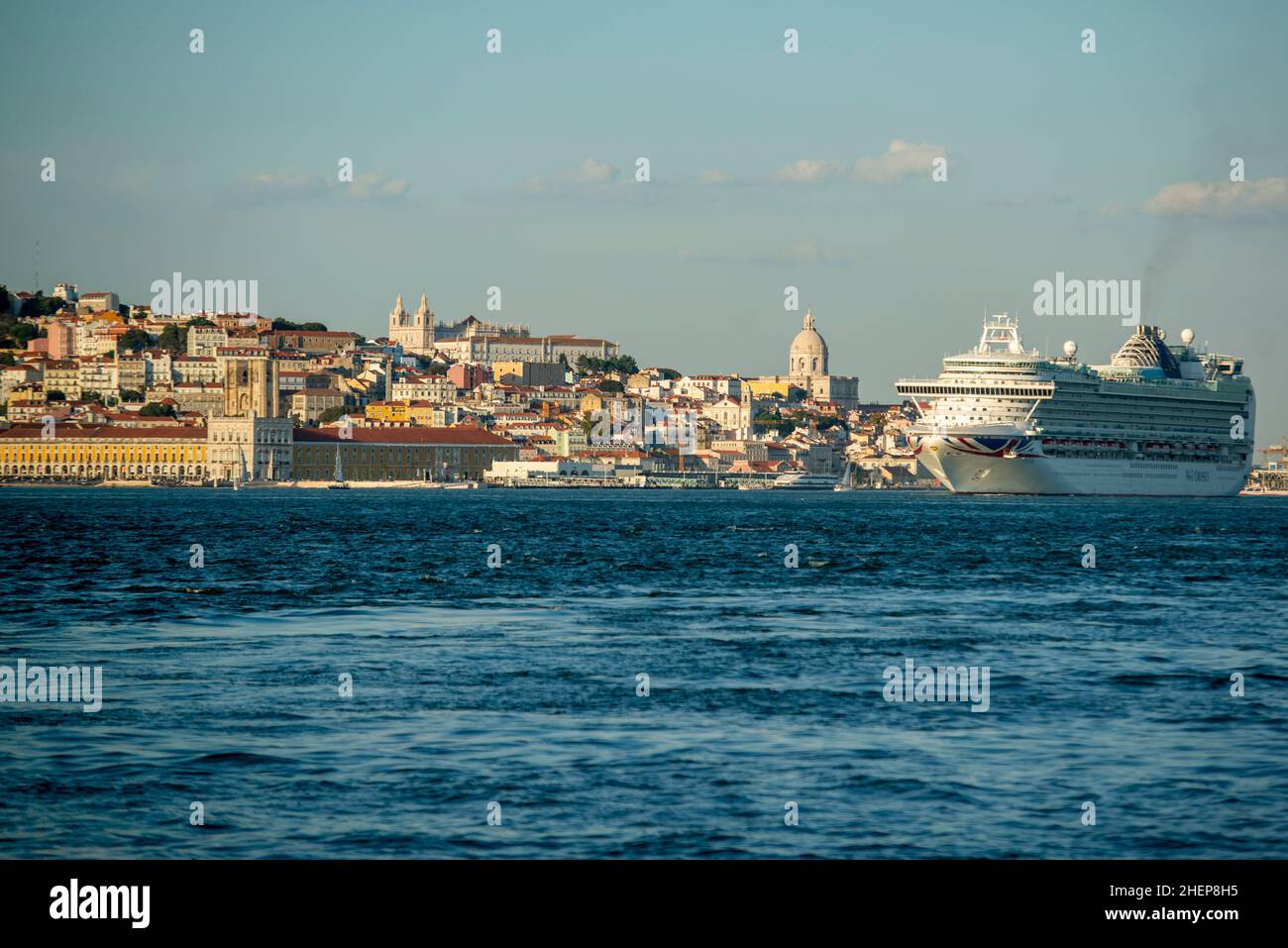 Ein Kreuzschiff vor der Altstadt von Alfama in Lissabon auf dem Rio ...