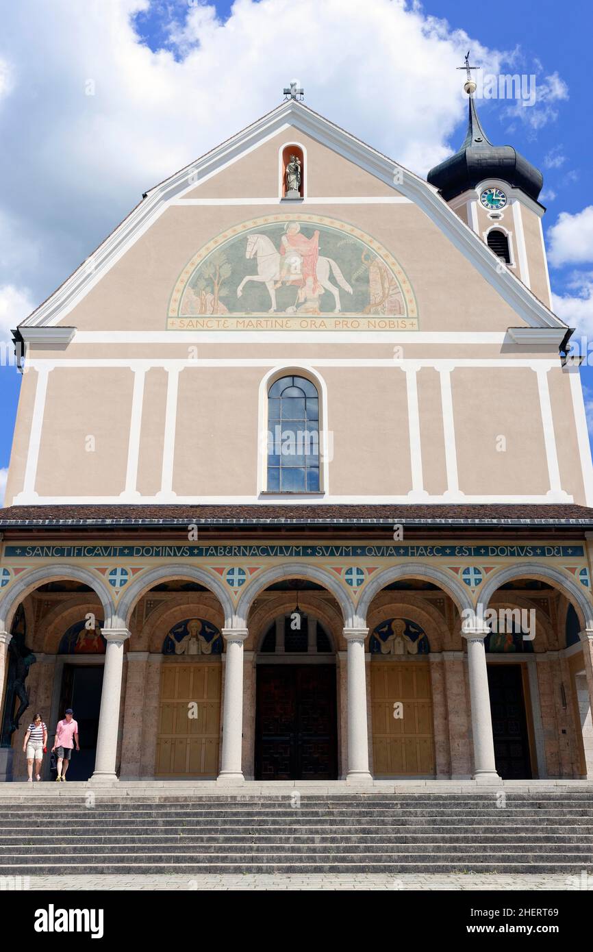 Kirchenfassade mit Vorhalle, Benediktiner-Erzabtei Beuron im Donautal ...