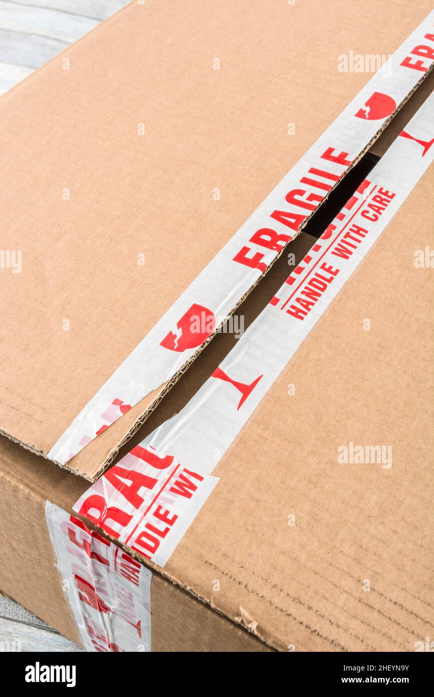 Packband mit fragile in rot -Fotos und -Bildmaterial in hoher Auflösung ...