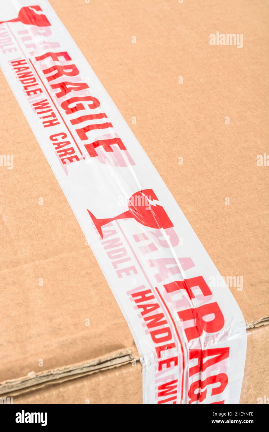 Packband mit fragile in rot -Fotos und -Bildmaterial in hoher Auflösung ...