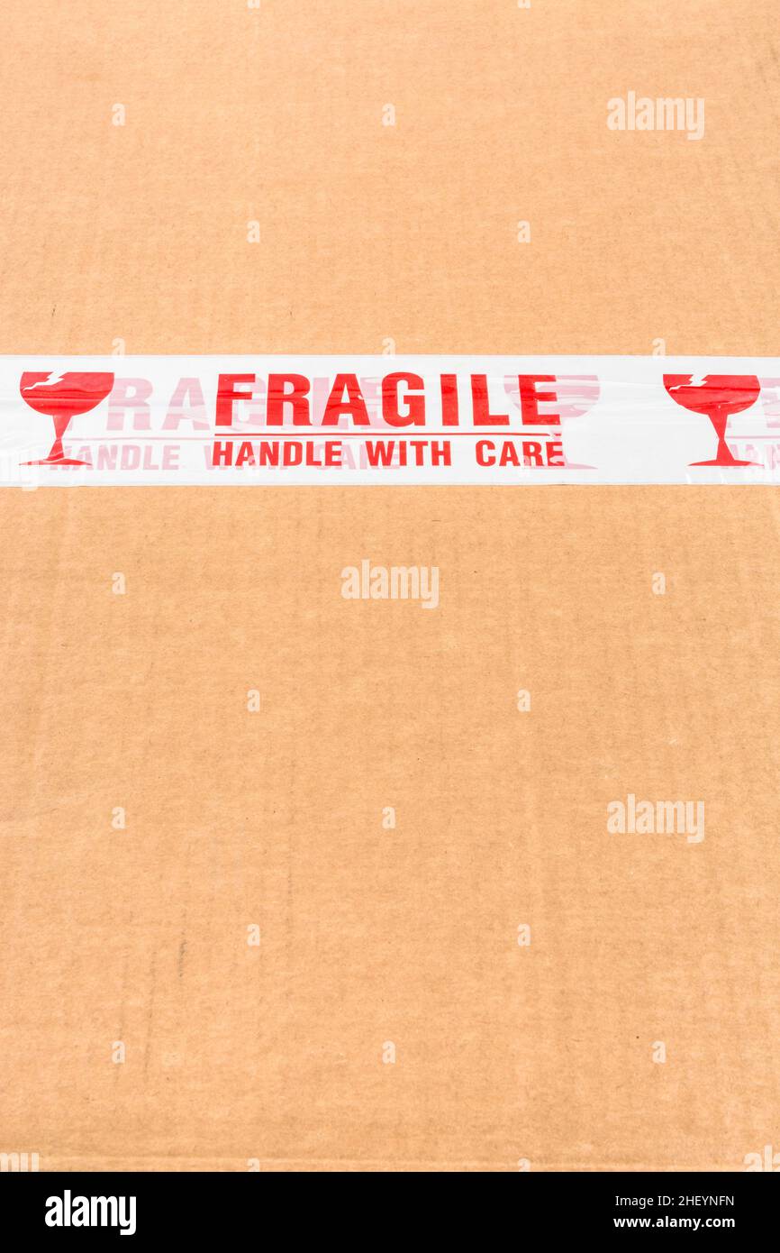 Packband mit fragile in rot -Fotos und -Bildmaterial in hoher Auflösung ...