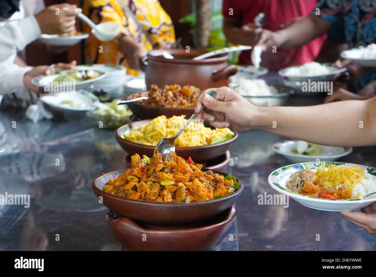 Verschiedene Arten von Menüs werden in Buffetform serviert, die in der ...