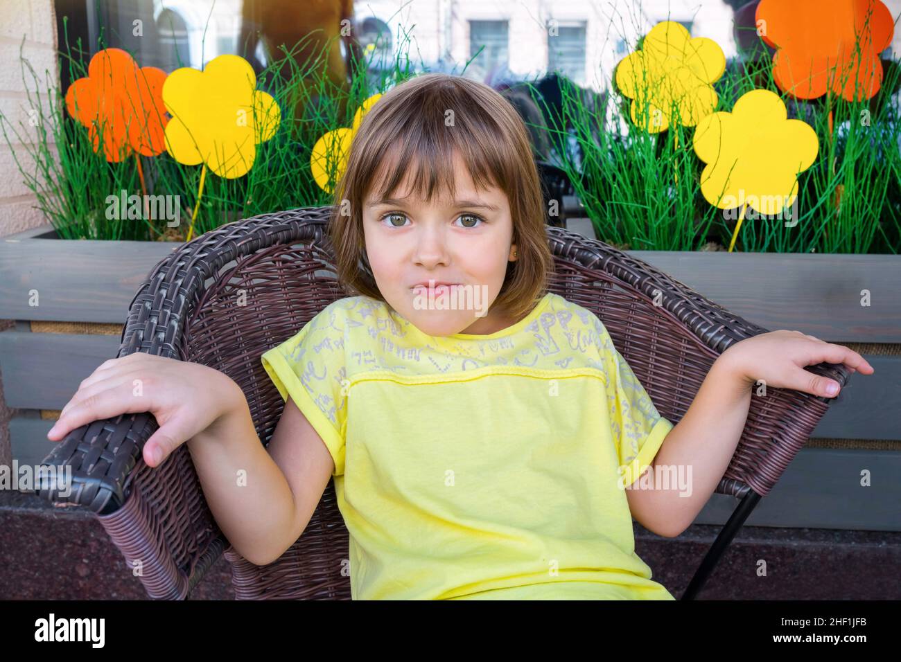 Sitzendes kind sitzt -Fotos und -Bildmaterial in hoher Auflösung – Alamy