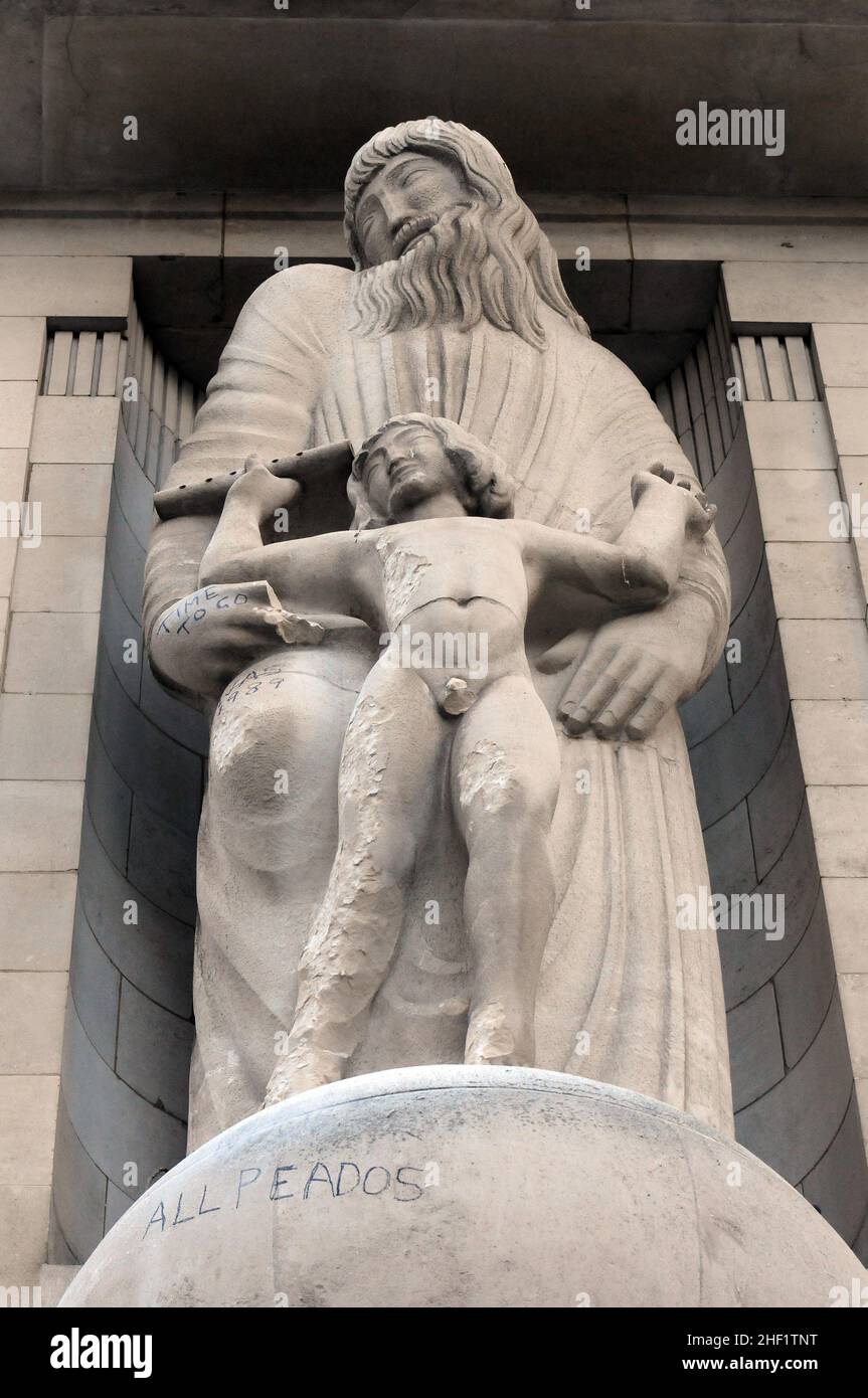 London, Großbritannien. 13th Januar 2022. Mann greift mit Hammer die ...