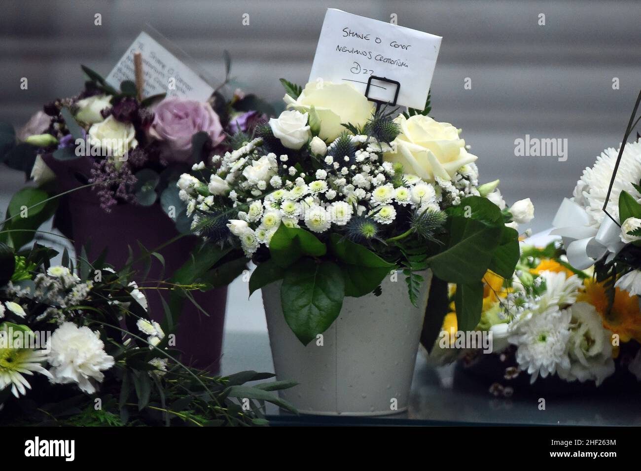 Blumen sind am Newlands Cross Krematorium für Shane O'Connor, den ...