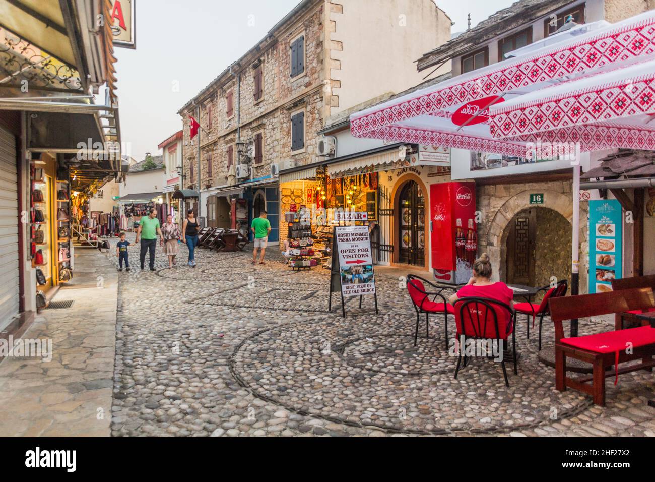 MOSTAR, BOSNIEN UND HERZEGOWINA - 10. JUNI 2019: Alte Straße mit ...