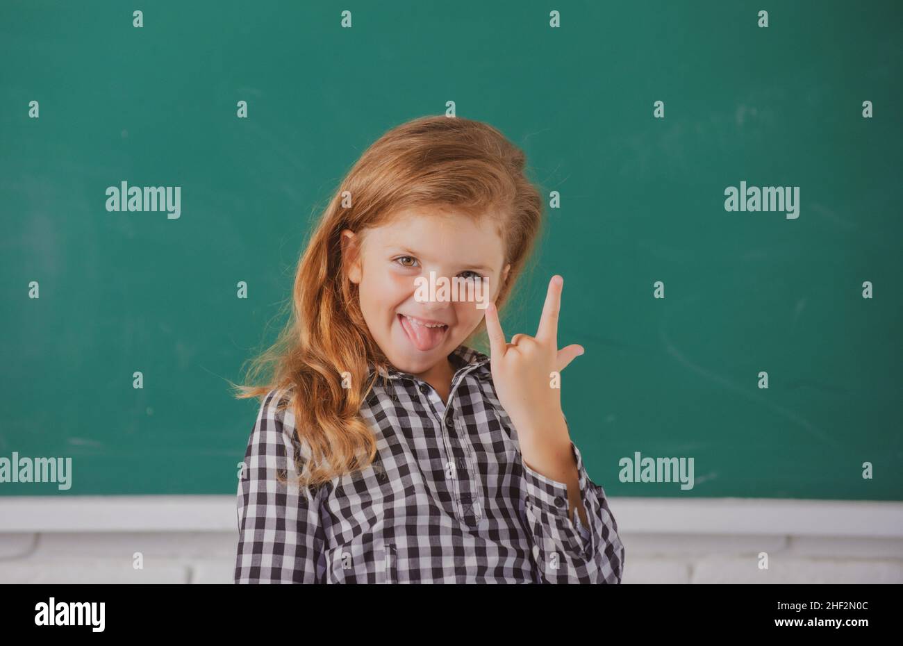 Porträt von lustigen Schüler Mädchen der Grundschule Studie. Lustige ...