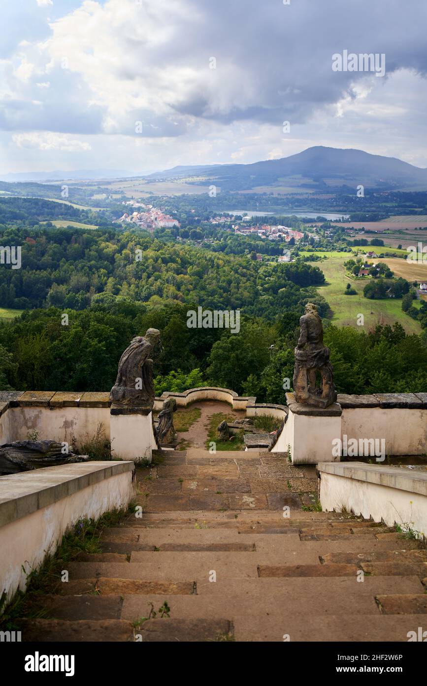 Kirche kapelle treppen wald -Fotos und -Bildmaterial in hoher Auflösung – Alamy