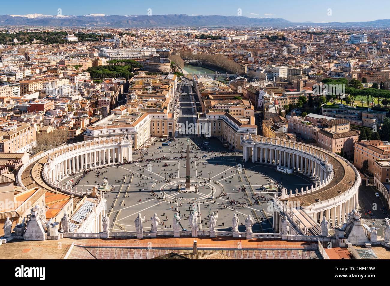 Der Petersplatz wird vom Petersdom überwacht Stockfotografie - Alamy
