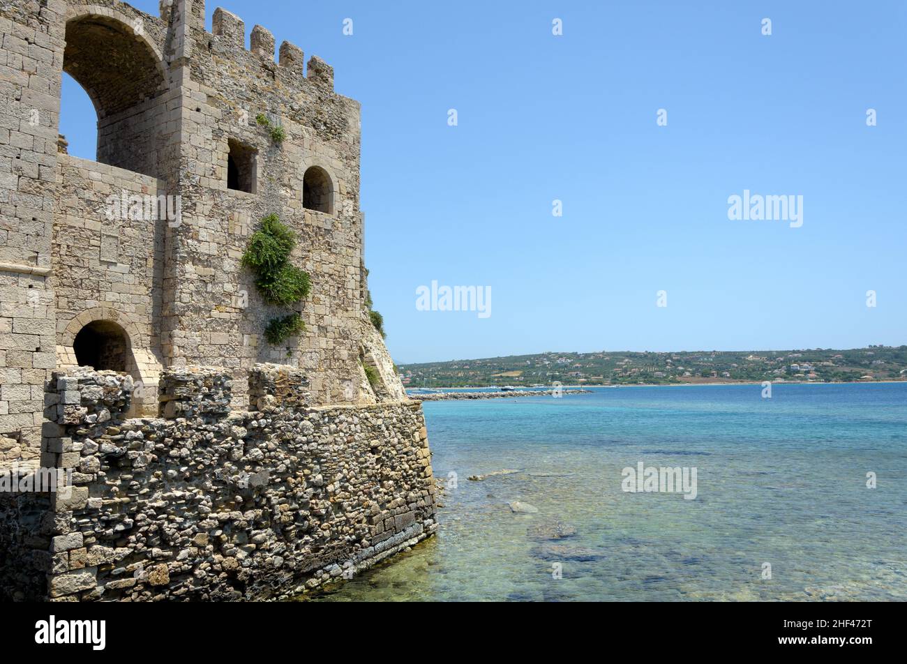 Mauern der gut erhaltenen Burg von Methoni auf dem Peloponnes ...